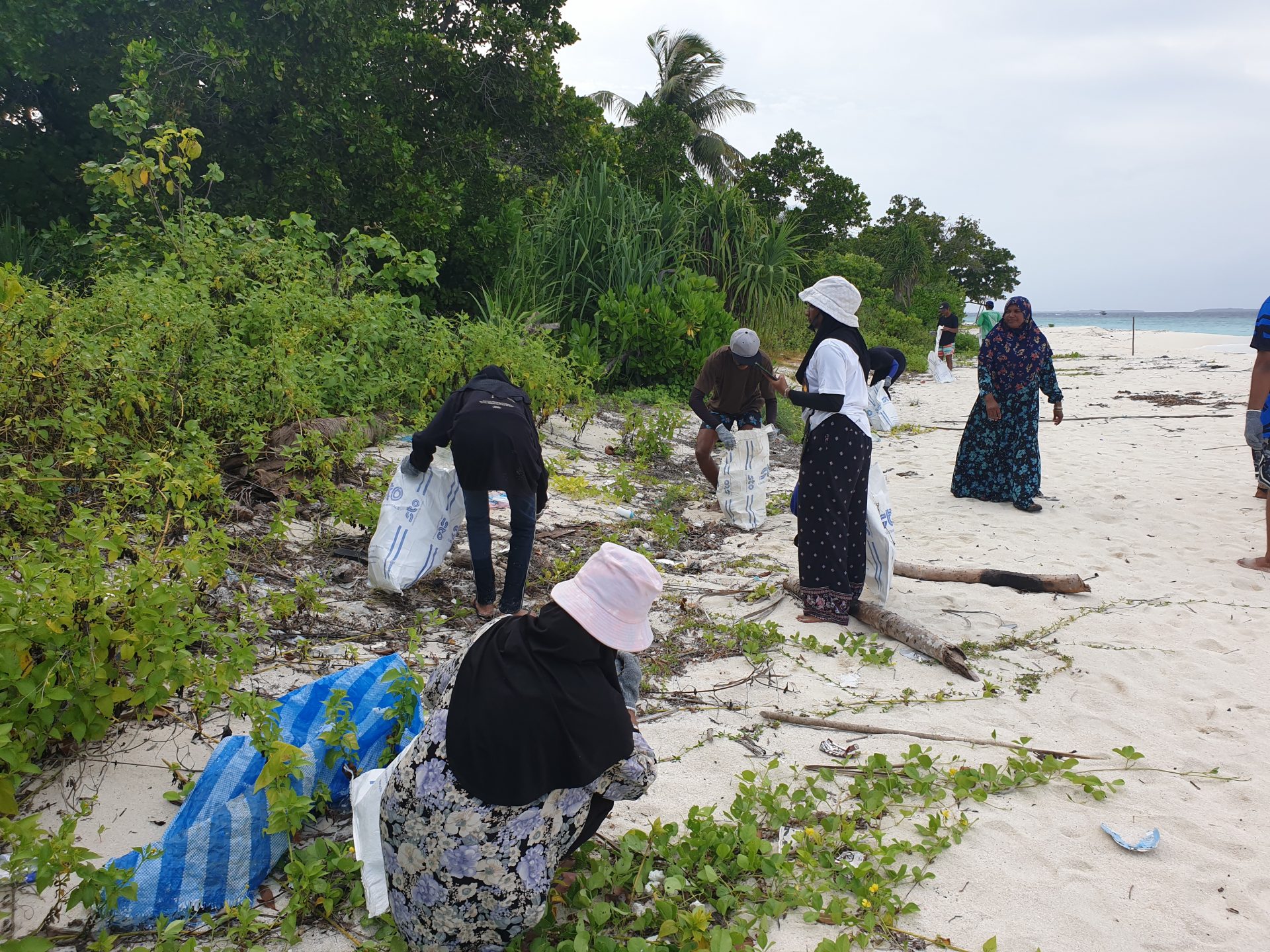 Tackling plastic pollution on Lhohi Island in the Maldives - IPNLF