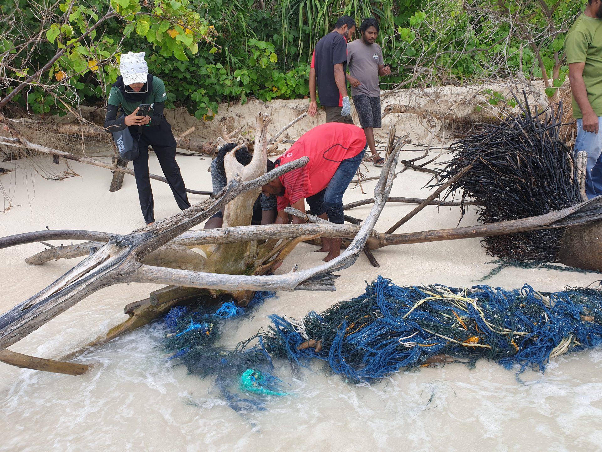 Tackling plastic pollution on Lhohi Island in the Maldives - IPNLF